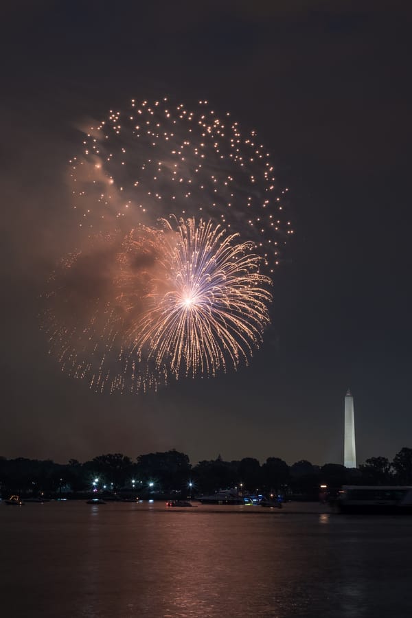 Картинка на рабочий стол: фейерверк, салют, искры