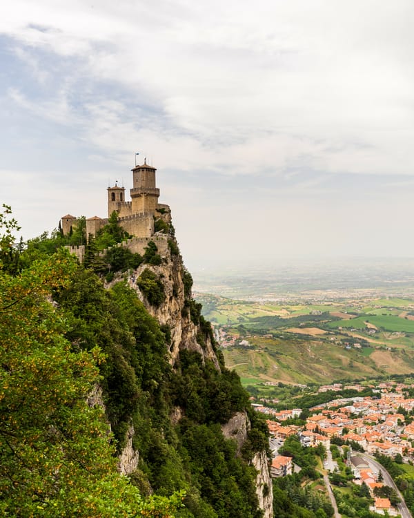 Фото: замок, скала