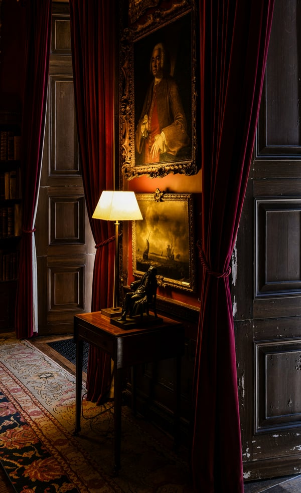 Фон для рабочего стола: лампа, картины, гардины