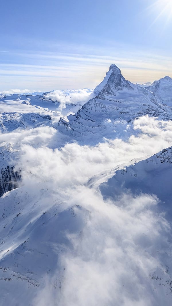 Фото: shy, snow capped mountain, синие, белые, снег, облака, горы, солнце